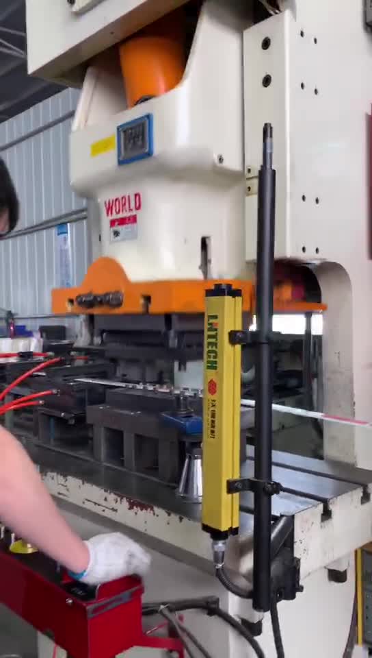 重庆家泰,定制打造窗式新风系统,现代化设备工作中.