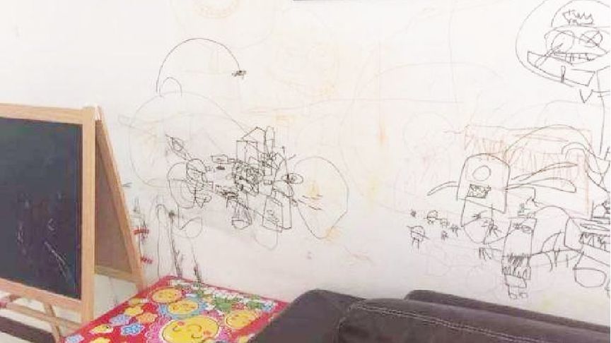 家具上被孩子画上笔迹难清除?教你一招,用它一喷笔迹印轻松消失