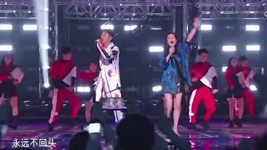 我天!凤凰传奇时光音乐会上再唱《月亮之上》,爵士风贼上头!