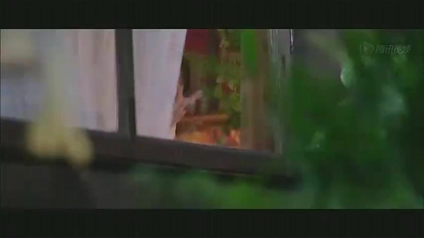 “美女洗澡”时,还偷看院子里的男子洗澡,这美女有点怪癖啊!