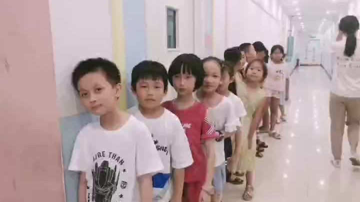 家校共育,为爱同行。 家校携手,共育未来。 一路同行,一路相伴