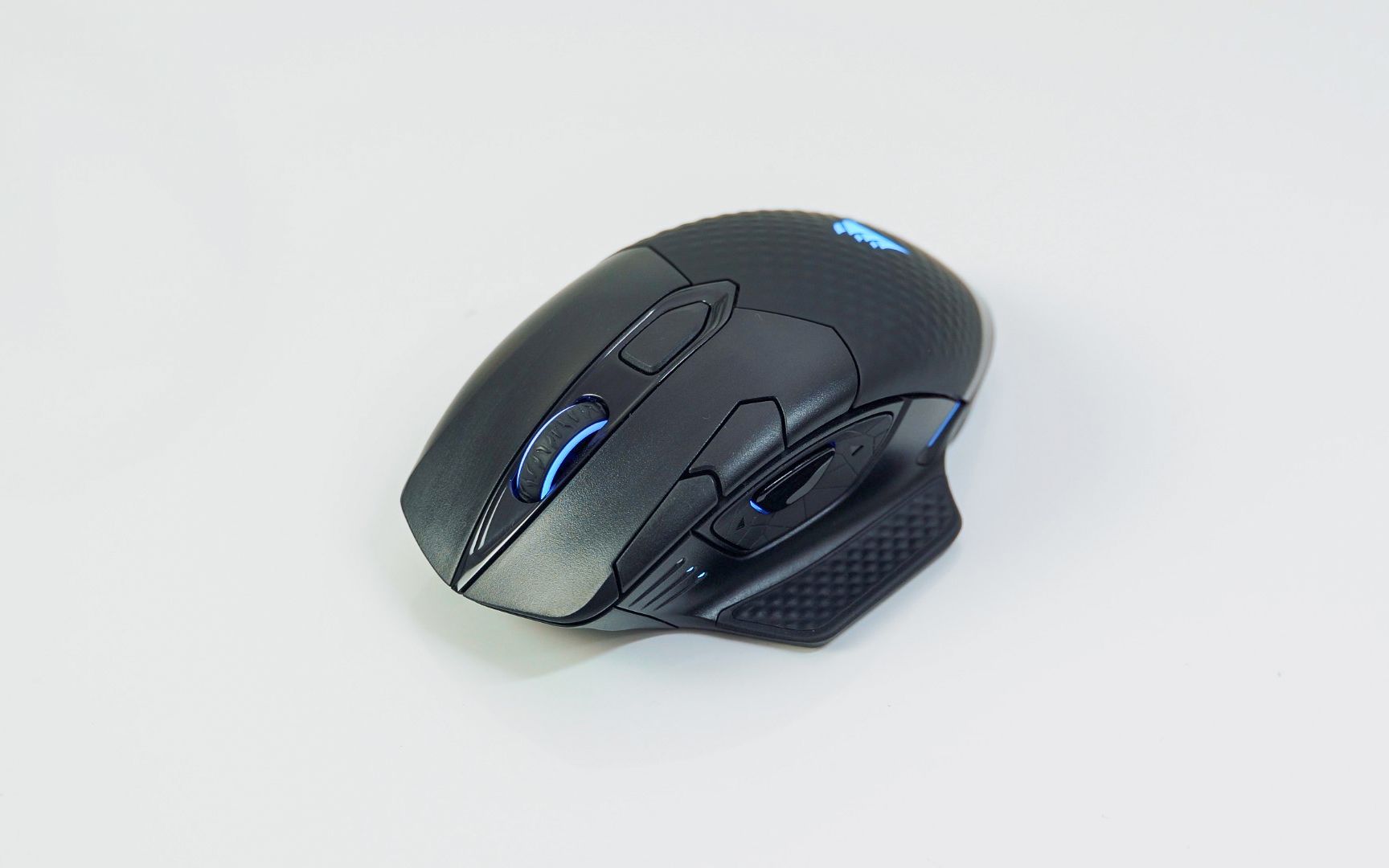 全球首款支持Qi无线充电的电竞鼠标 海盗船DARK CORE RGB SE体验...