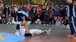 进攻队员合球变向的时候,防守队员往右侧跨了一步。这个必须阻挡...
