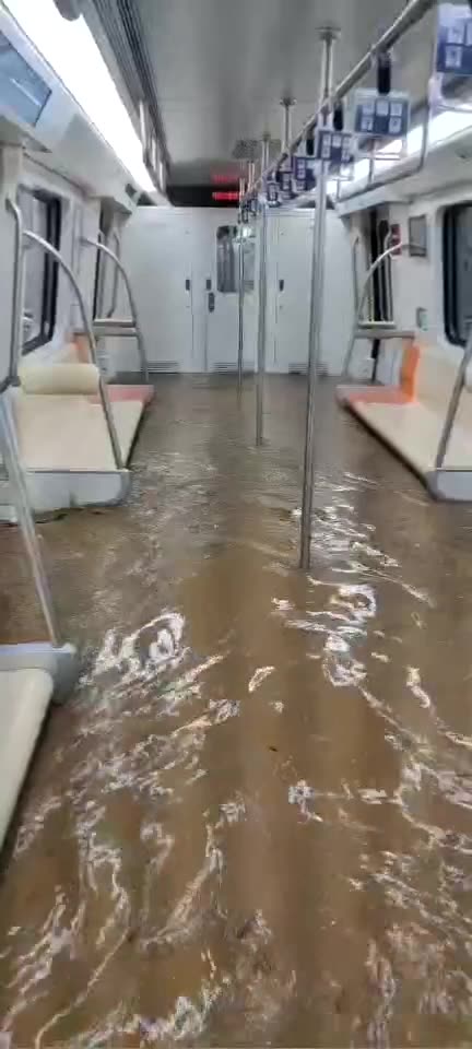 河南发大水郑州2021年7月20日倾盆大雨地铁被淹