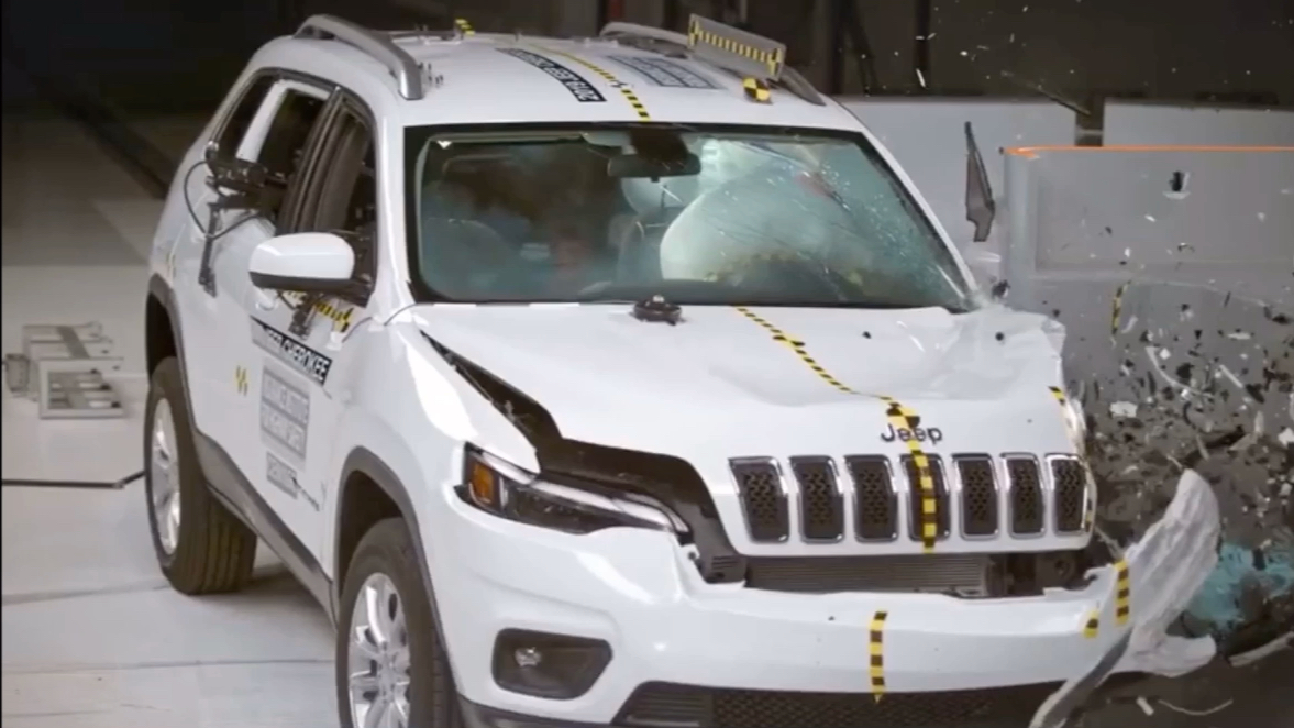 美国IIHS碰撞测试机构测试2019款美版Jeep Cherokee 25%小面积偏置...