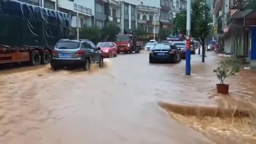 连续暴雨,洪水来得太凶猛,真是太罕见了