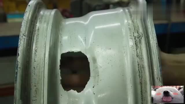 汽车轮毂破了个大洞,师傅的修复方法就是这么直接,3根焊条搞定