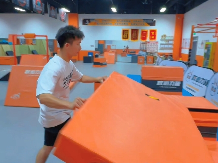 跑酷衔接空翻动作,只要你会金刚跳接纵箱前滚翻就能练习 #少儿跑酷 #...