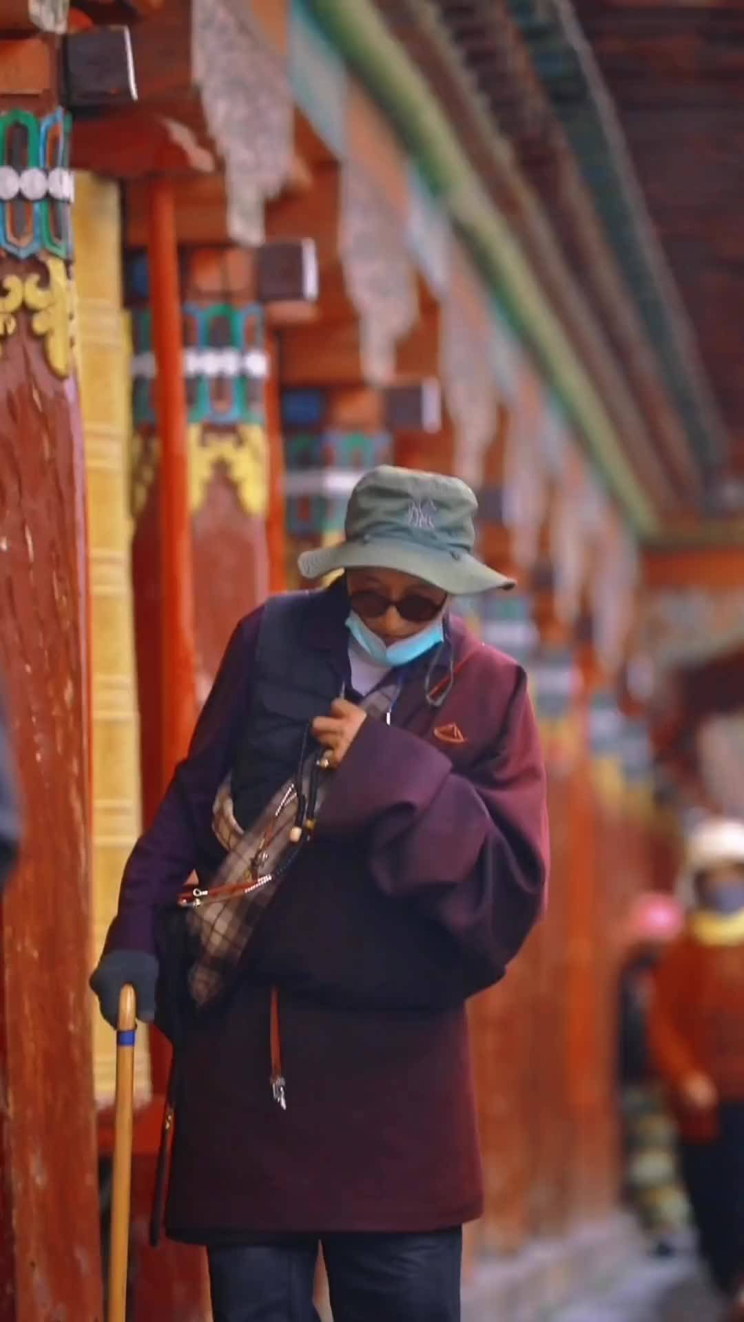 他们手中最常见的是佛珠和转经筒