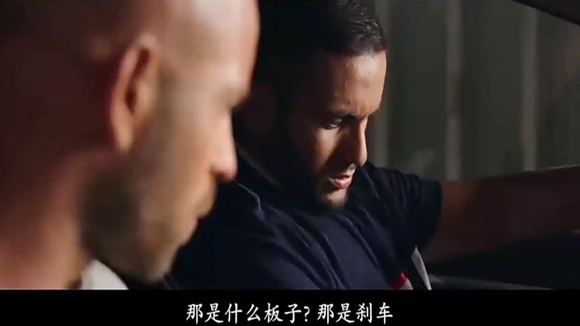 小伙考的是自动挡驾照,不认识离合器刹车,被人耻笑:你不会开车