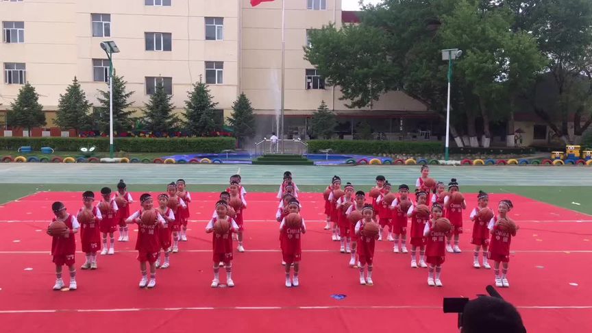 #六一儿童节 #童年就是玩儿 #篮球 篮球ߏ�表演(三)