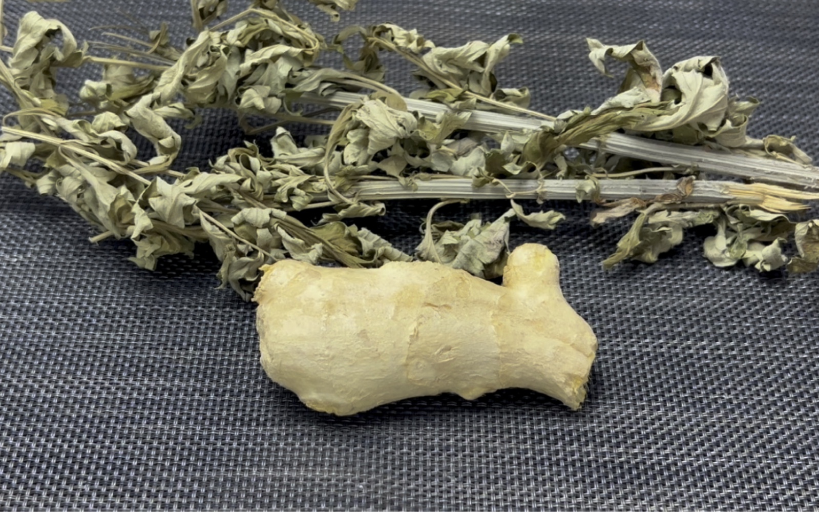 生姜加艾叶,老祖宗的智慧真厉害,解决了很多人的大烦恼。真实用