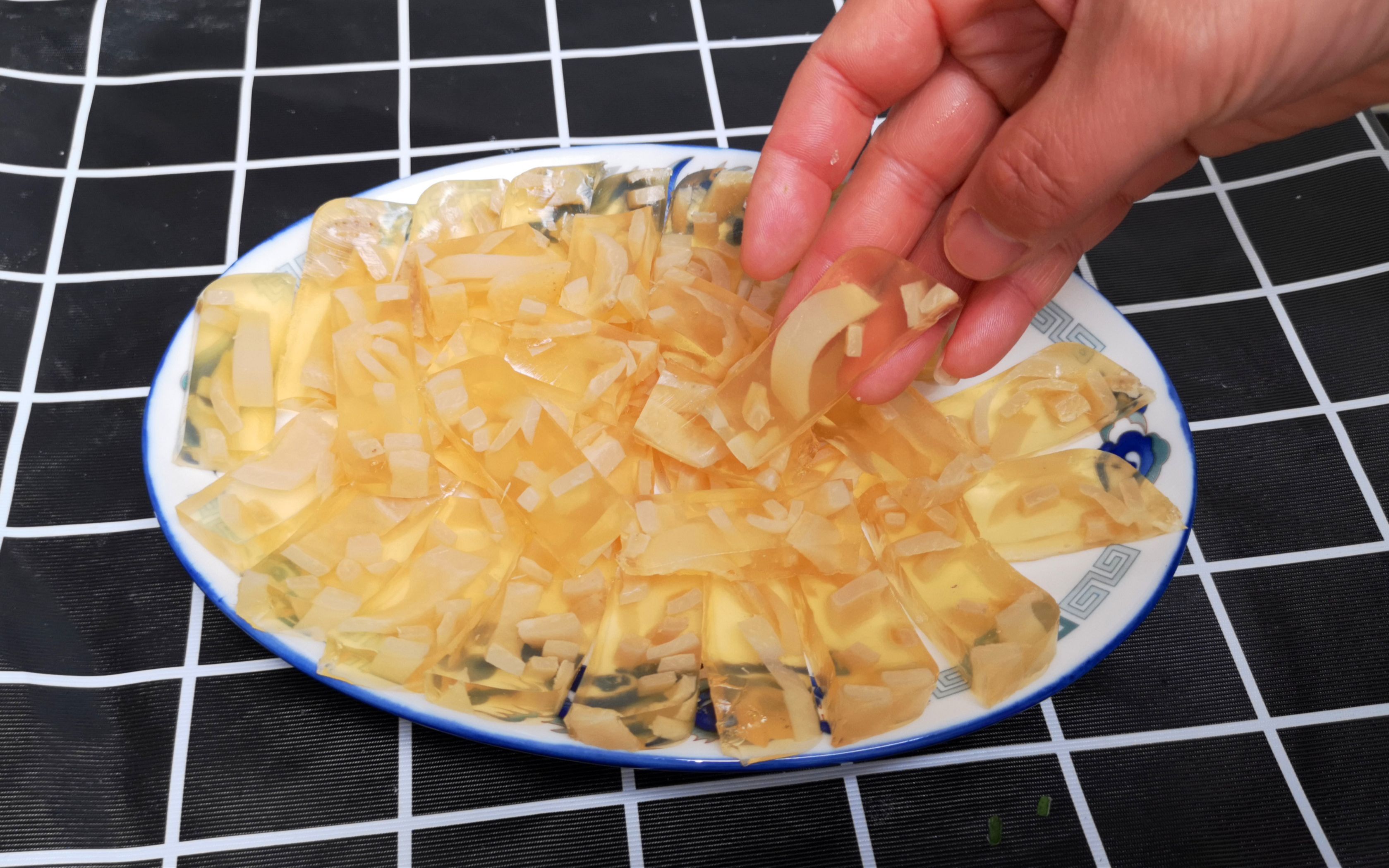 猪皮冻秘制做法,1两肉皮就能做一盘,晶莹剔透不用熬,简单好吃