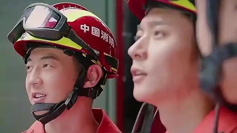 美女记者被老头挟持,被消防员安全救下