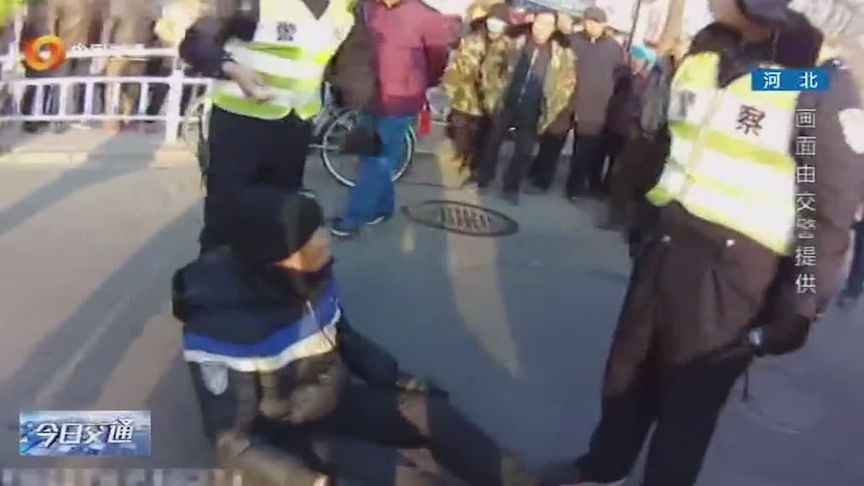 男子无证被查,疯狂撞击袭击交警,不但辱骂交警还“抱大腿”!