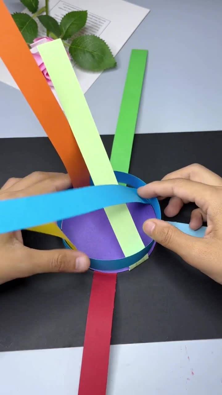 手工:用卡纸制作一个彩色笔筒吧,简单又实用