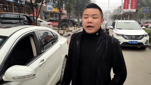 年轻汽车迷的新车灯,竟比蜡烛亮得多,这样改装后效果绝对让人惊叹!