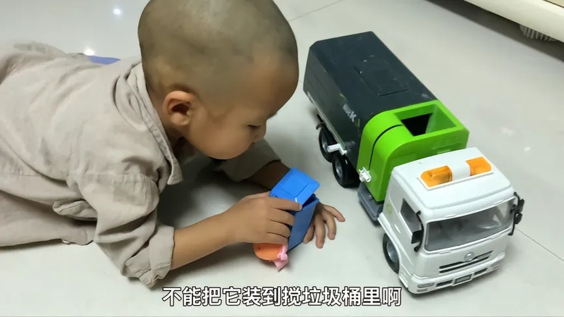 搅拌车的搅拌桶被猪妈妈扔到垃圾桶里垃圾车带走了,找不到好着急