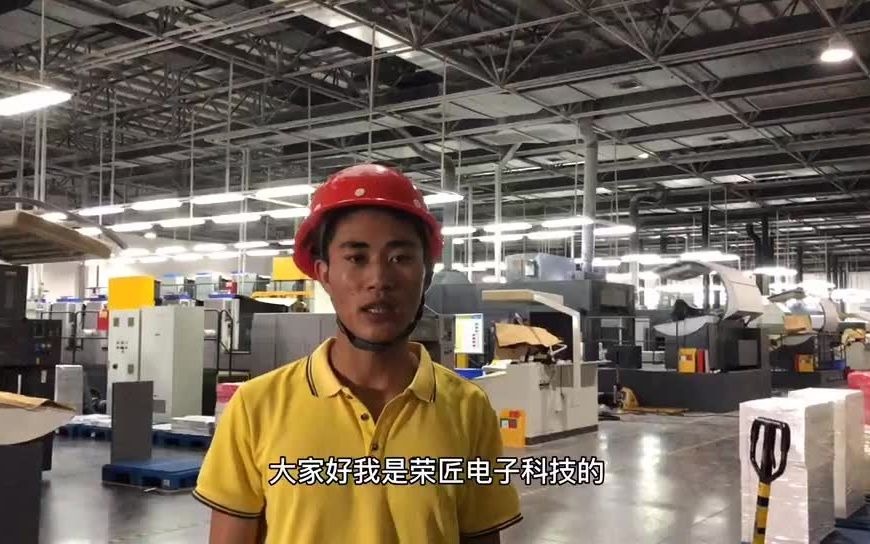 广州荣匠吕工带大家来到中央空调风管清洗现场教大家如何清洁风管的
