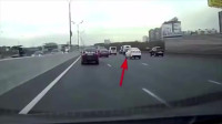 路怒症有多可怕?女司机高速上疯狂撞击黑色轿车,监控画面让人愤怒无比