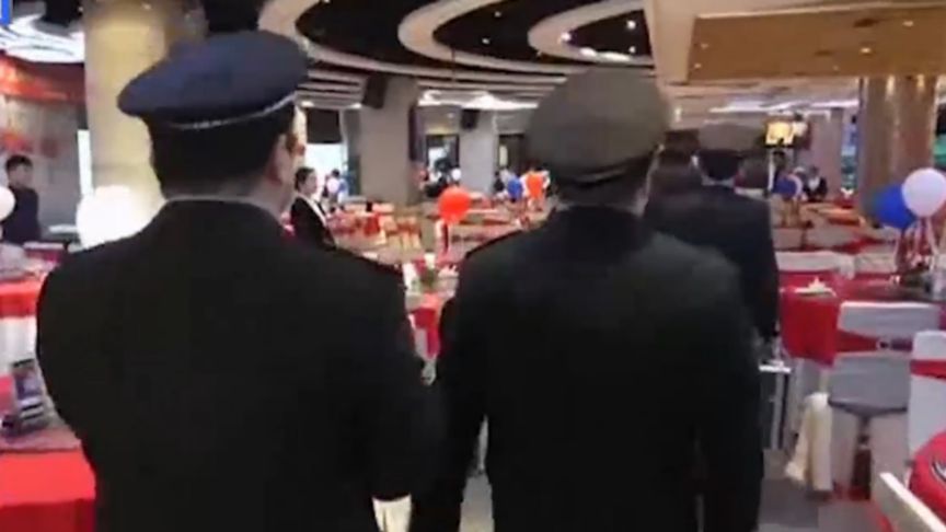 食品安全尤为重要,执法部门对饭店进行检查,严格要求指标执行