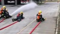 第一见感受消防枪的威力,经过专业训练的消防员,都不能完全控制!
