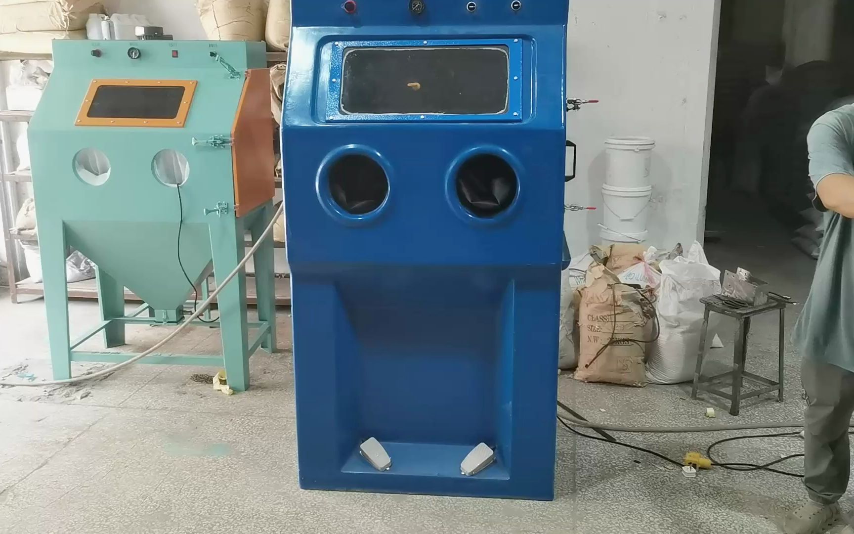 带你了解湿式喷砂机的操作使用及不锈钢水喷砂效果