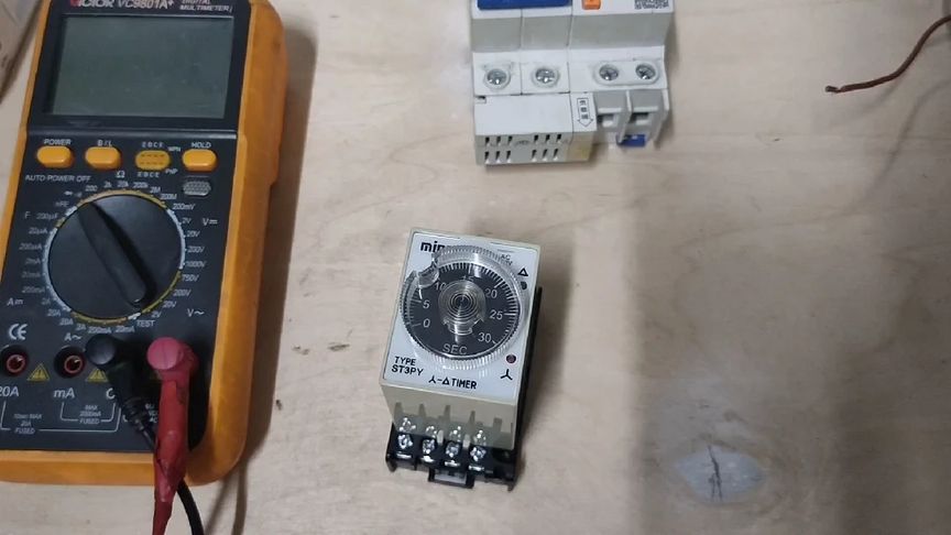 重要的电路控制电器元件时间继电器