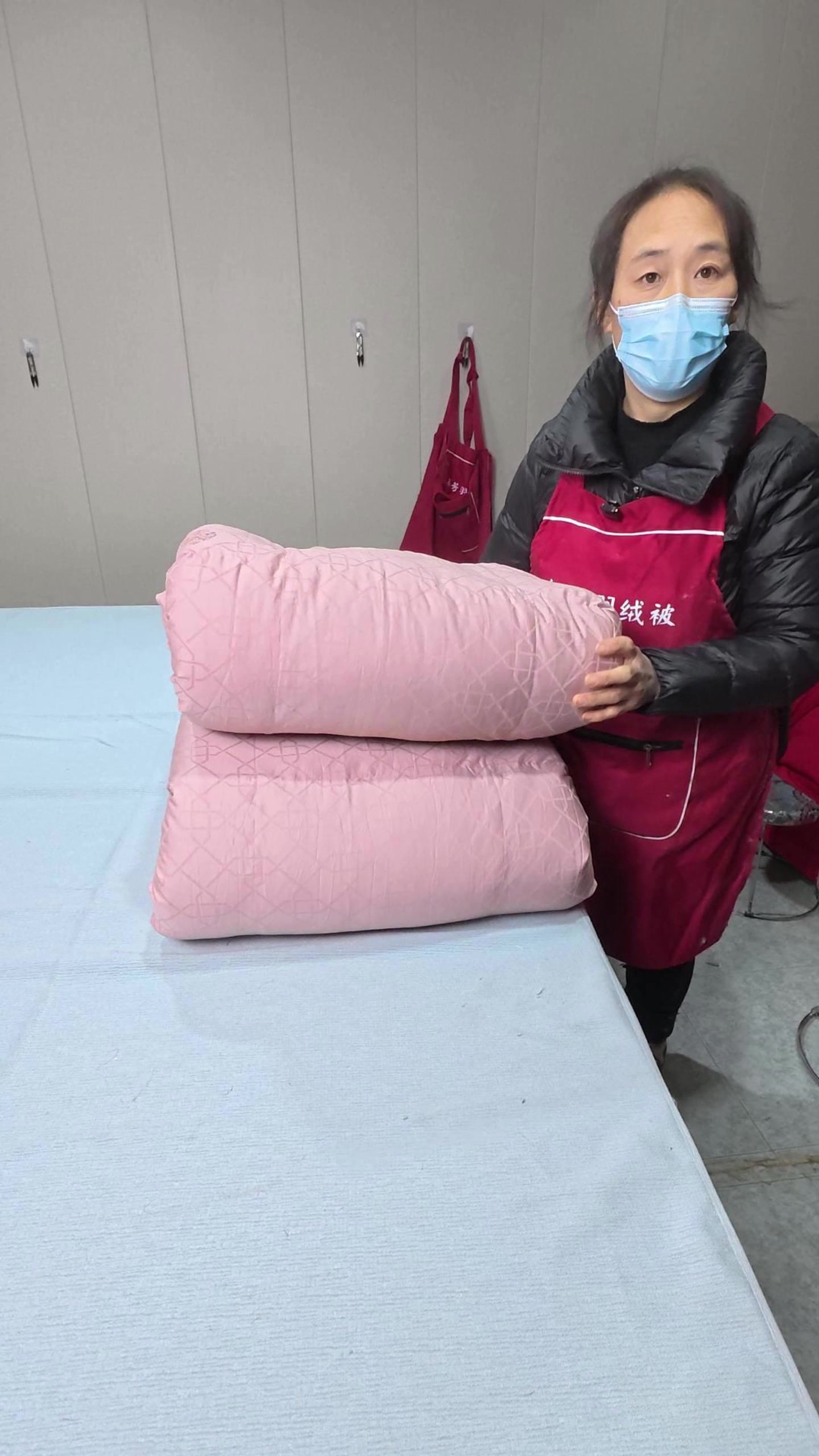 ...大家看看被子做的怎么样#羽绒被现场充绒 #喜被子 @DOU+小助手