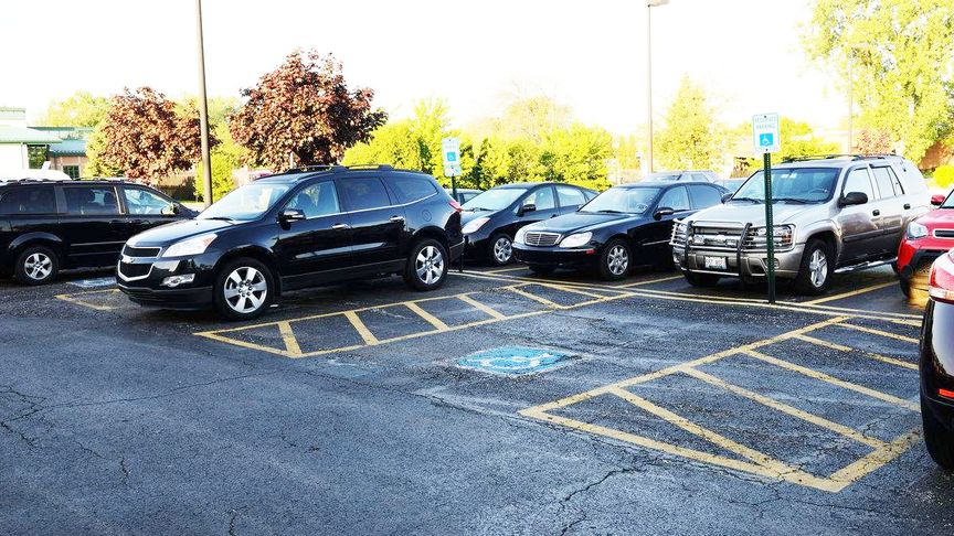 物业经理讲了3点原因,买了停车位凭啥要再交车位管理费!