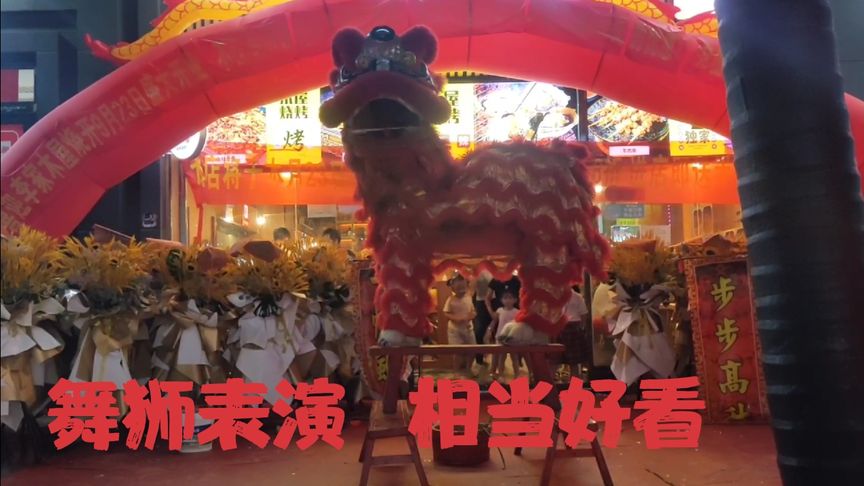 街头偶遇舞狮表演,这才是真正的传统文化,配合的相当好