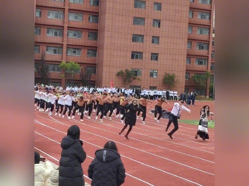 超燃运动会开幕式,网友:这班的孩子一定很团结,不会有心理疾病