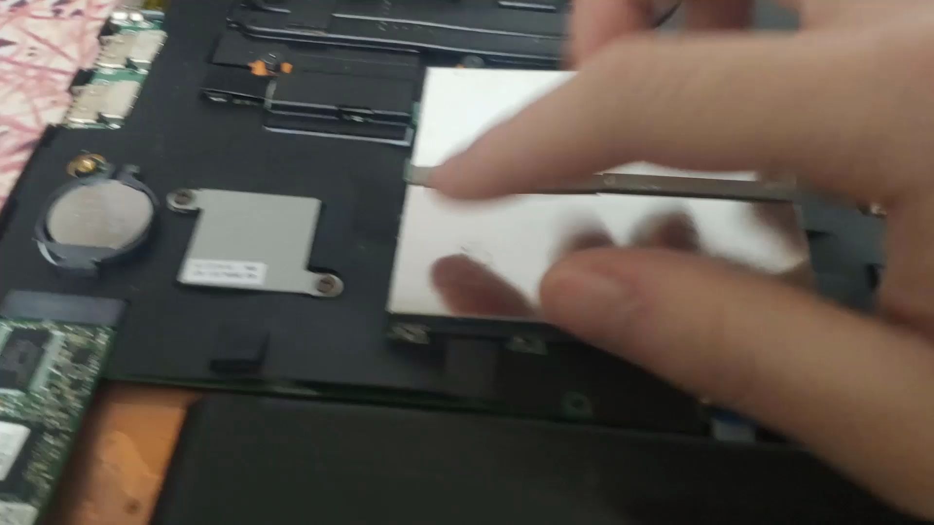 联想小新700内存条拆装