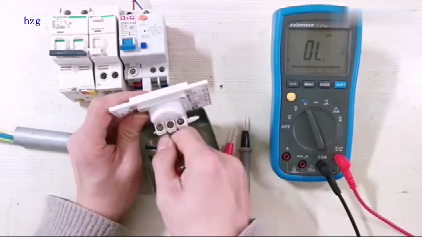 火线漏电,对地线的绝缘电阻是0,不跳闸才怪,查故障就这么简单