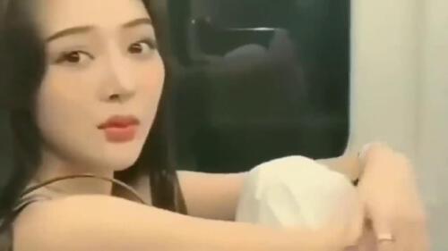 在动车上遇到个厦门美女,宛如天仙,我该怎么要她的联系方式!