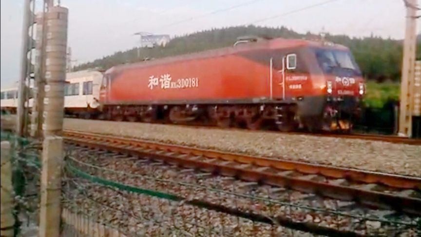 全程2400公里青岛开往西宁 Z273次直特列车快速通过