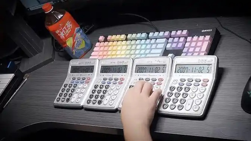 你们一起上我赶时间!四台计算器演奏牛仔很忙--周杰伦