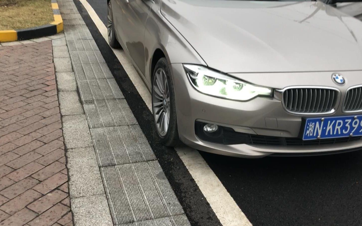 如何判断右侧车轮位置,这个方法最有效,学会不怕窄路开车