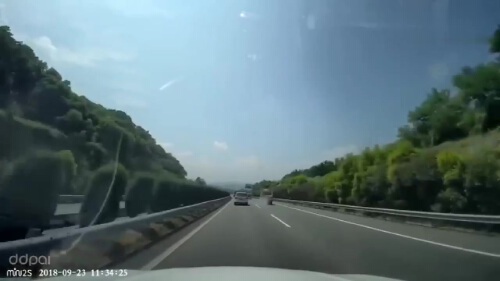 行车记录仪实拍:正在高速路上行驶,前车却突然爆胎!