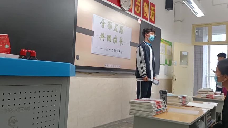 儿子第1次站在讲台上,作为学生代表发言。虽然语言不是很流畅