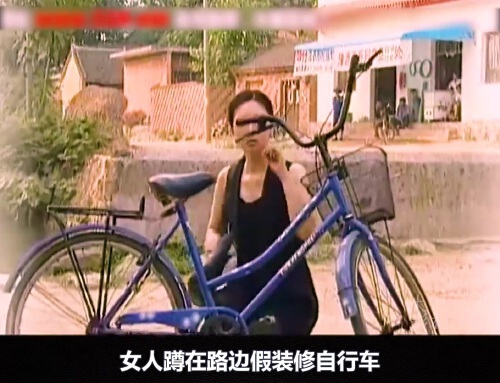 女人在路边故意推倒自行车,撞到无辜小男孩