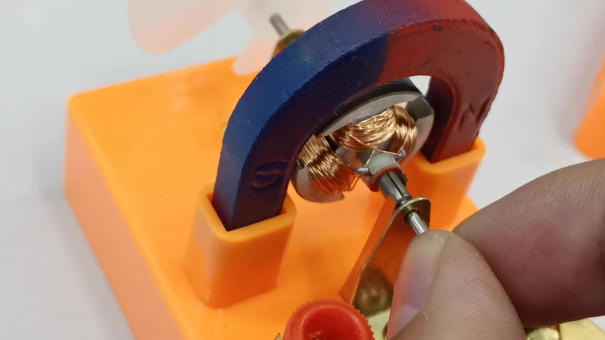 小实验总结大道理,小电动机的工作原理,换向器就是这样的