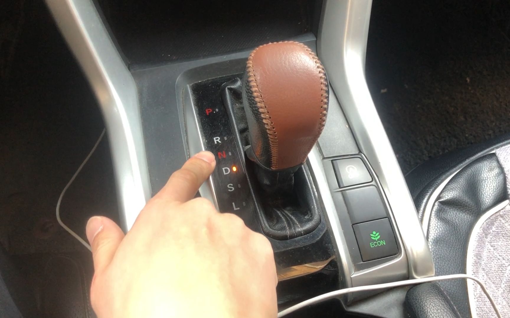 这才是自动挡正确的起步和停车方式,新手多学学,别被伪理论忽悠