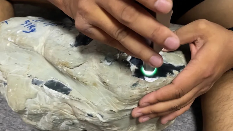 最大的缅甸翡翠墨翠你见过多大