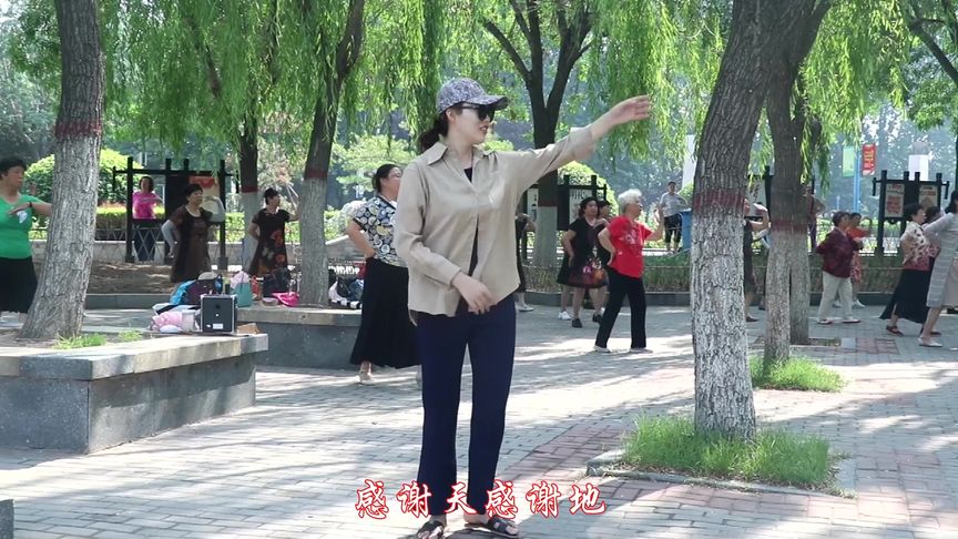 一首民谣歌曲《感谢有你》,唱出了多少人的心声,歌词真的好感动