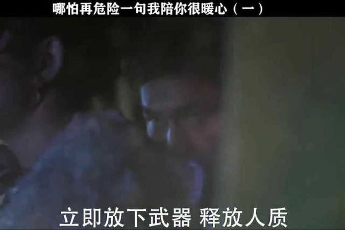 负重前行的人,危险时刻军人医生永远冲在最前线,感动哭了