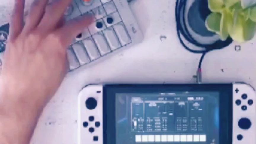 在国内 仍然很少人用电子合成器来演奏和制作音乐 但在外国这是目