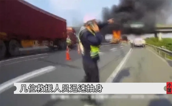 高速路上四辆货车连环相撞,司机被困车内无法动弹
