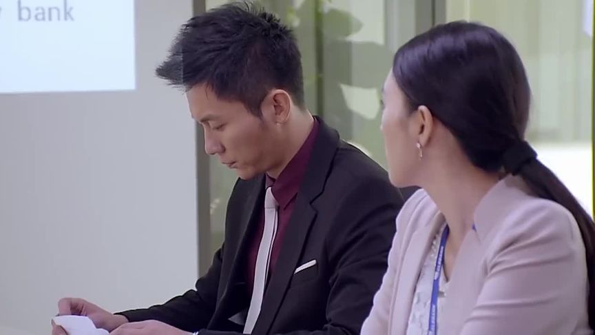 老板开会时老走神,下属议论纷纷,是不是因为新来的女同事啊