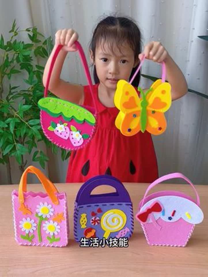 女儿一口气缝了好几个小包包,太好玩啦,既学会了针线活,又锻炼动手...